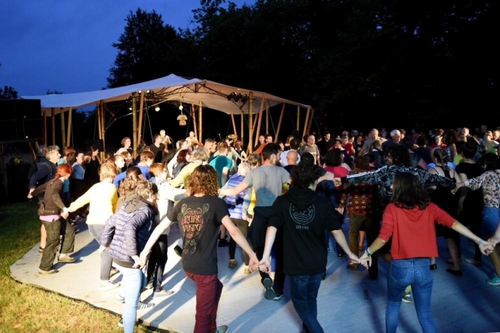 Fest-noz : tous ensemble dans la danse ! | Côtes d'Armor le Département